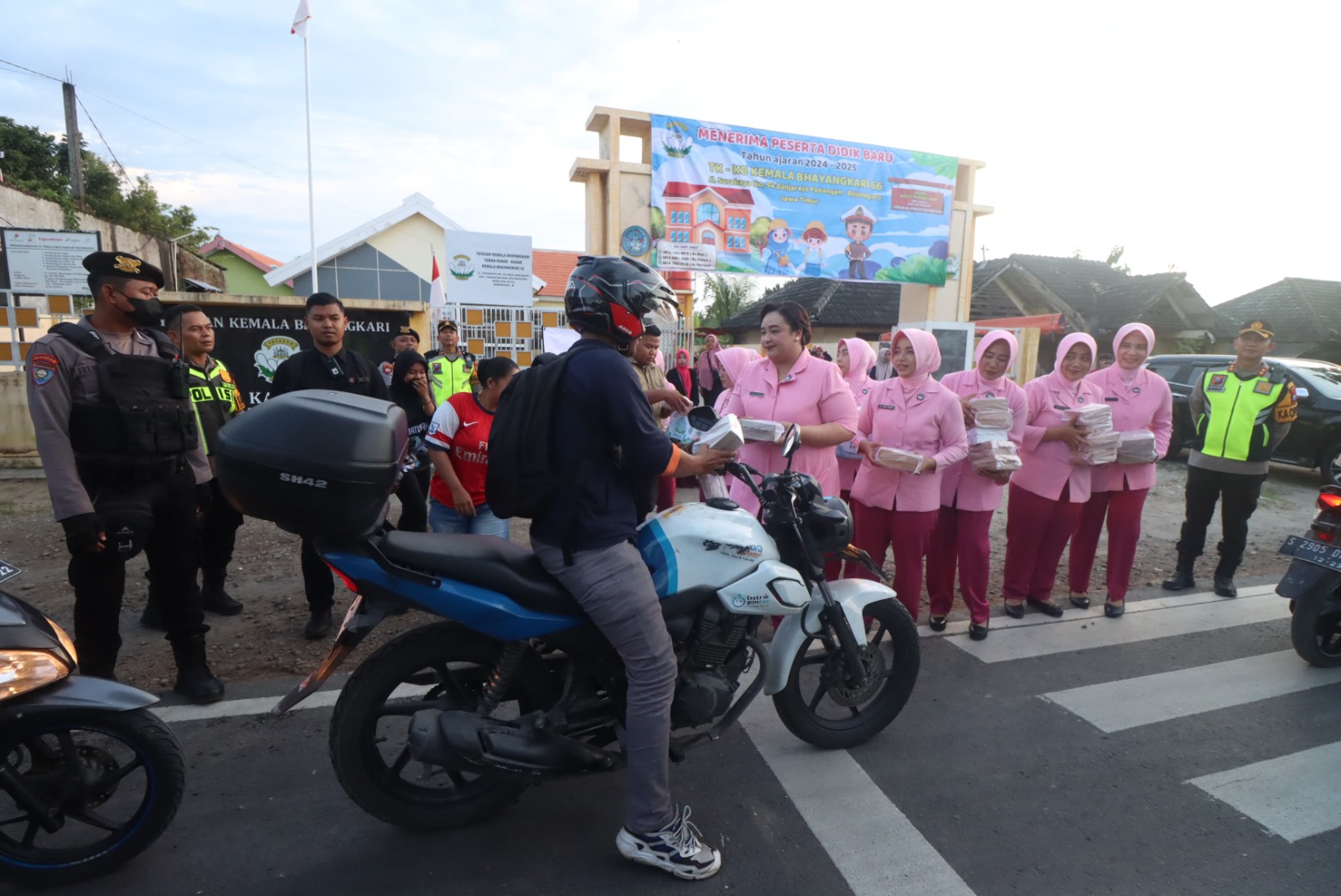 Ramadhan Berbagi, Kapolres Bersama Ketua PYKB Cabang Bojonegoro Bagikan Takjil - Tribratanews ...