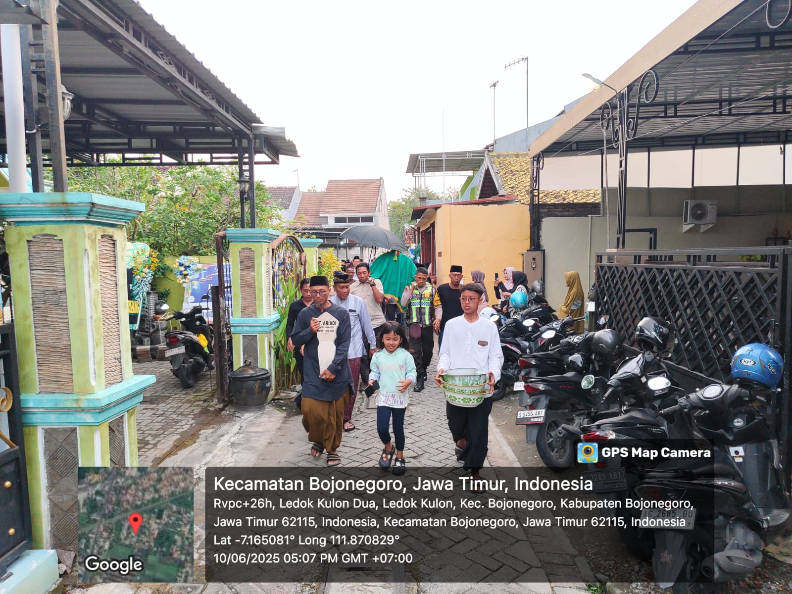 Personel Polsek Bojonegoro Kota Laksanakan Pemakaman Jenazah AKP (Purn) M.T. Ariadi ...